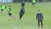 Cristiano Ronaldo zaubert im Training und zeigt einen Rabona-Pass