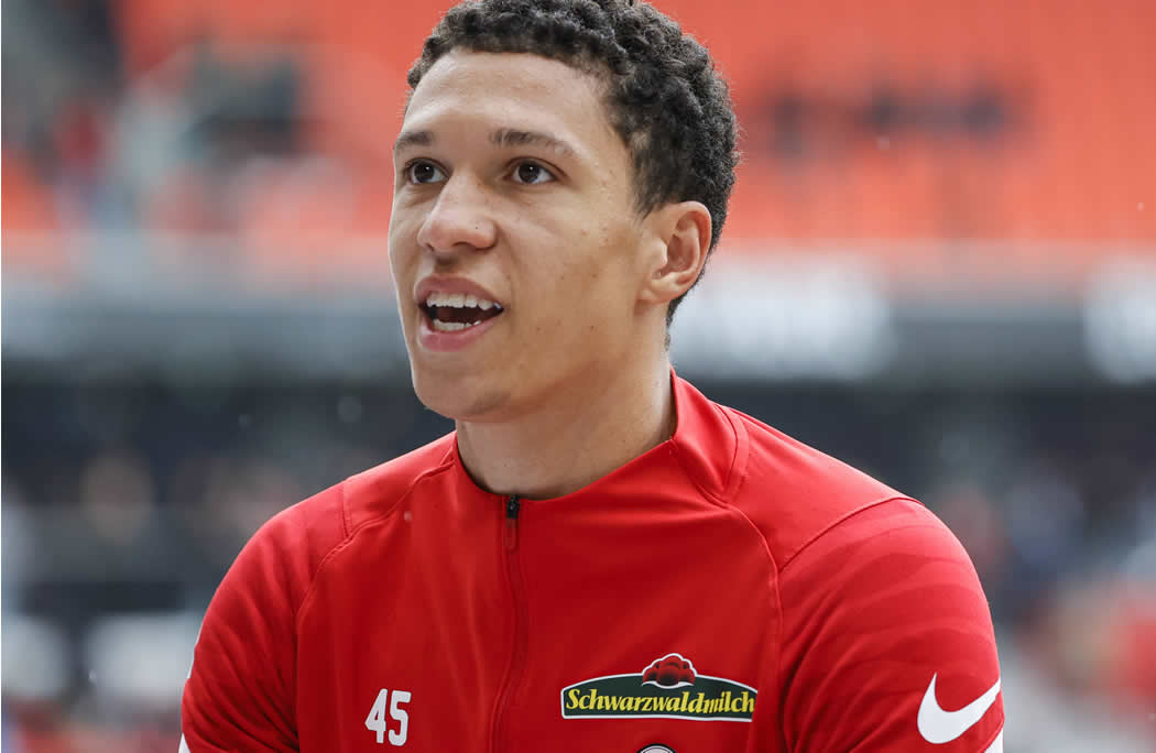 Das Schweizer Sturmtalent Nishan Burkart trifft im Test für Freiburg