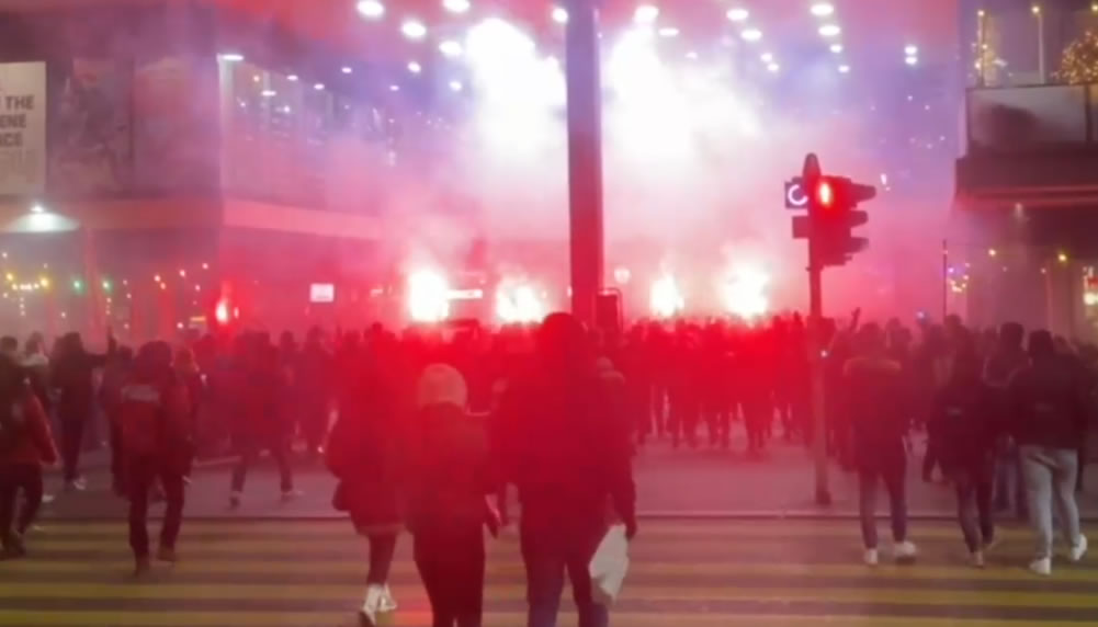 FCB-Fans zünden Pyros am Berner Bahnhofplatz