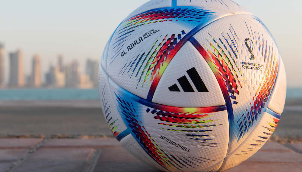 Mit diesem Ball wird in Katar um den WM-Titel gekickt