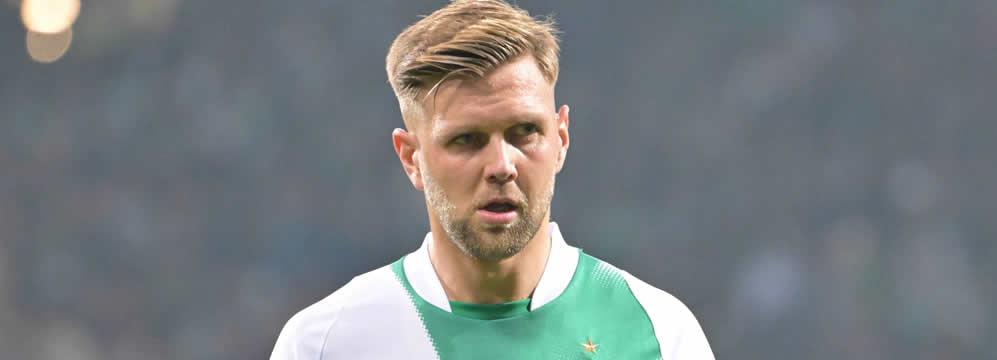 Hansi Flick schaut sich DFB-Kandidat Niclas Füllkrug im Stadion an