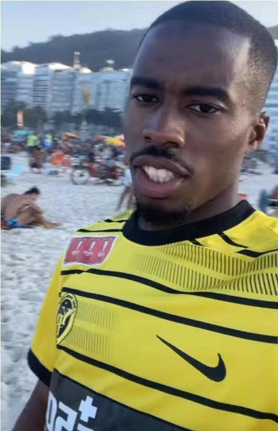 Teddy Okou posiert bereits im YB-Trikot