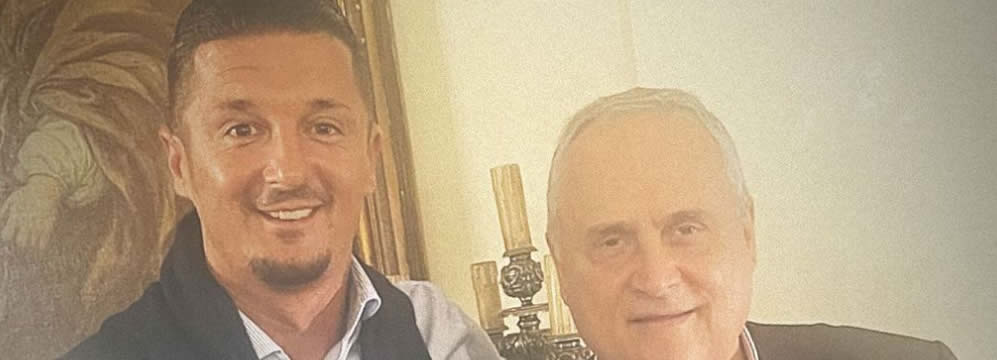 Berater von Zeki Amdouni posiert mit dem Lazio-Präsidenten