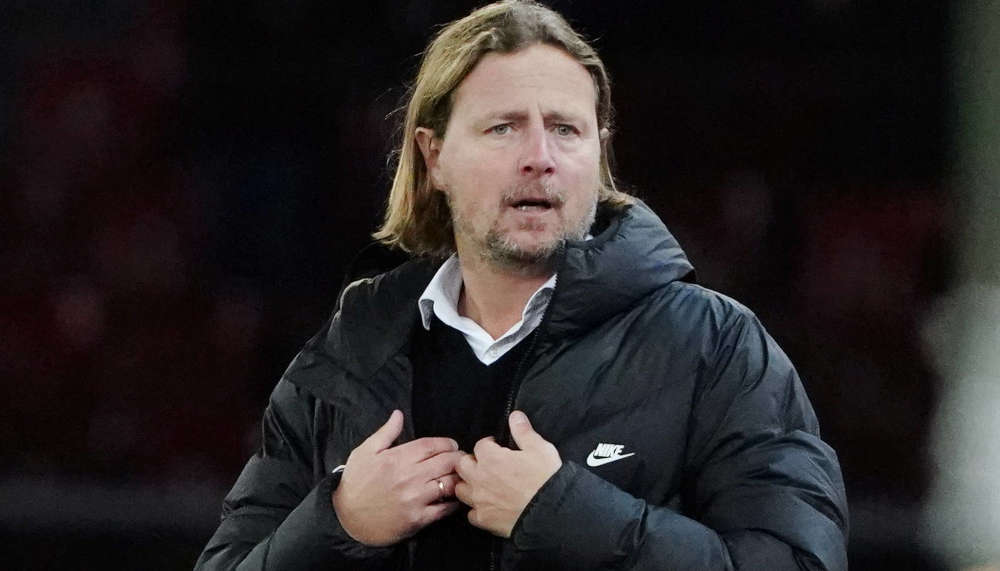 FCZ-Coach Bo Henriksen bei einem Bundesligisten im Gespräch