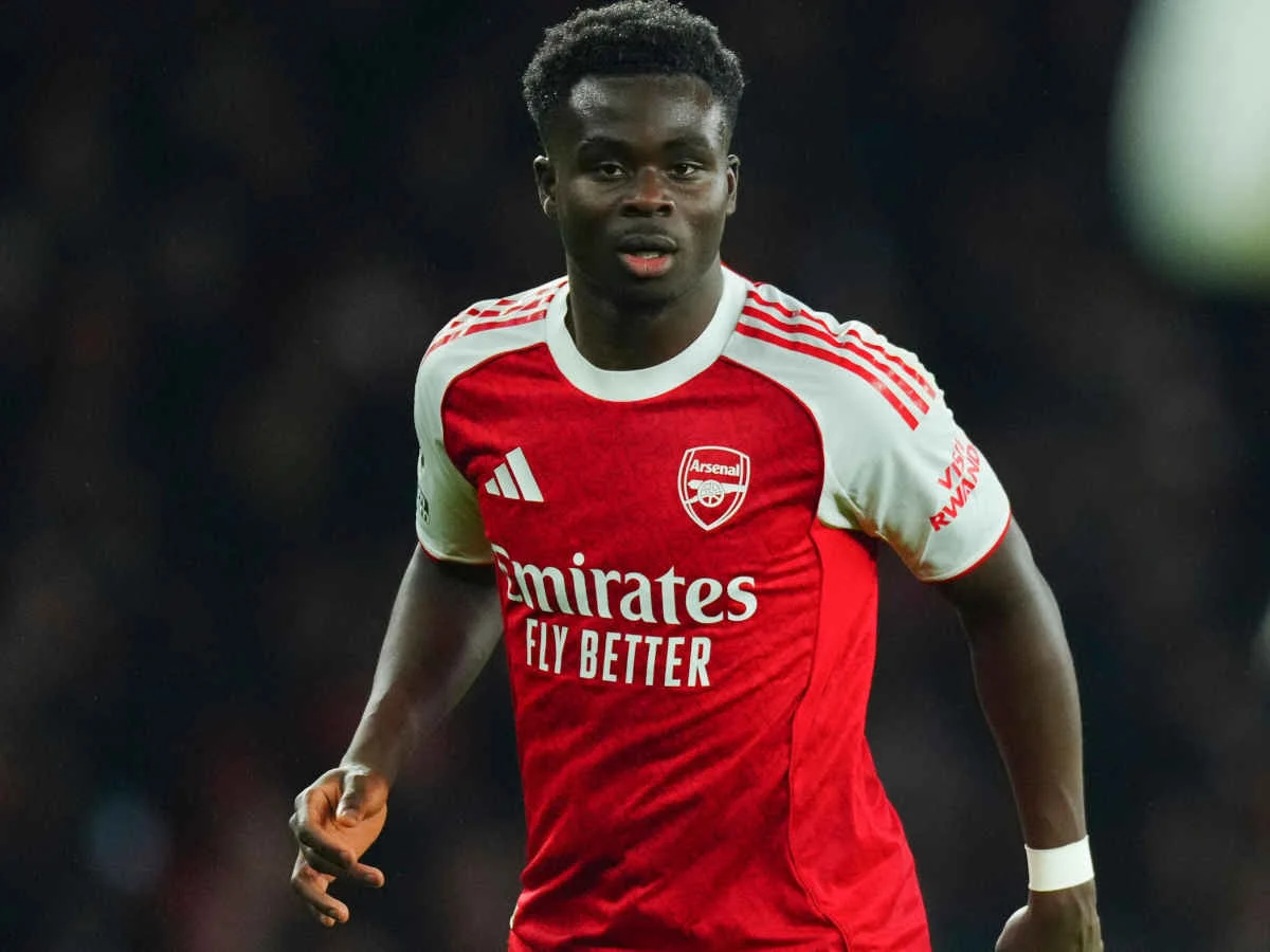 Bukayo Saka unterschreibt seinen neuen Vertrag bei Arsenal
